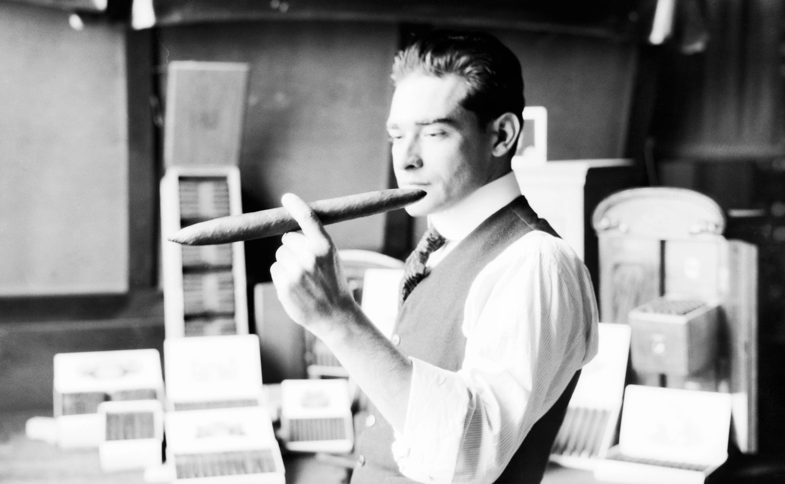 The World’s Oldest Cigar Brands Revealed - Smoke Inn Blog